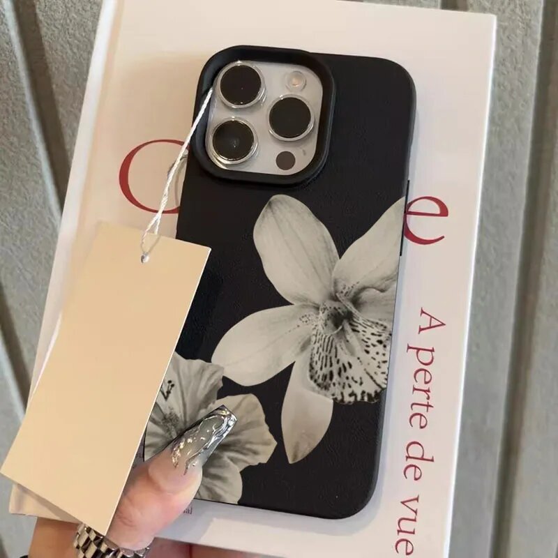 Чехол для iPhone 15 Plus черный с цветочным принтом