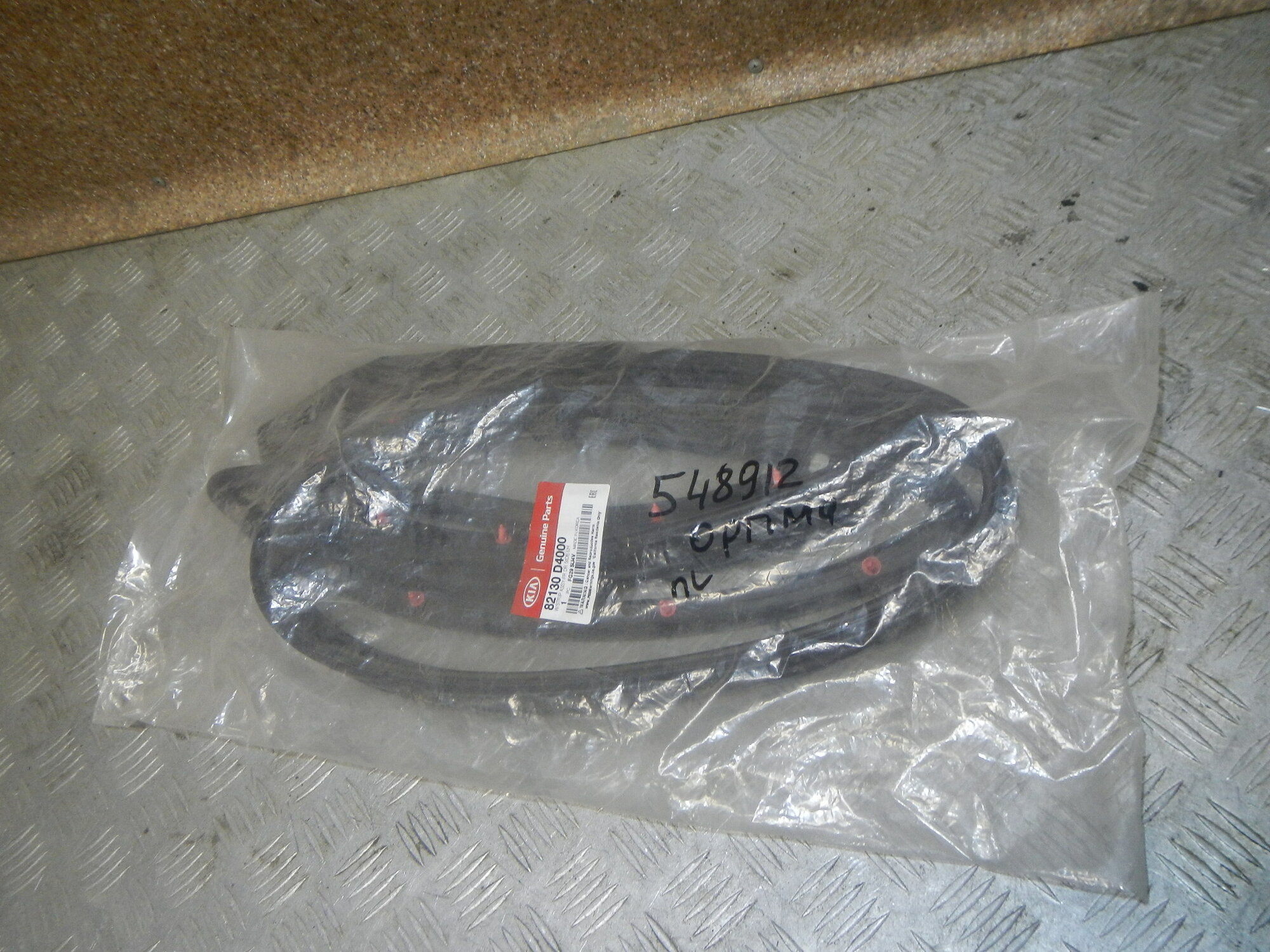 Б/У Уплотнитель двери передней левой, KIA (Киа)-OPTIMA (16-) KIA OPTIMA (16-) Новый. 548912 Hyundai-KIA арт. 82130D4000