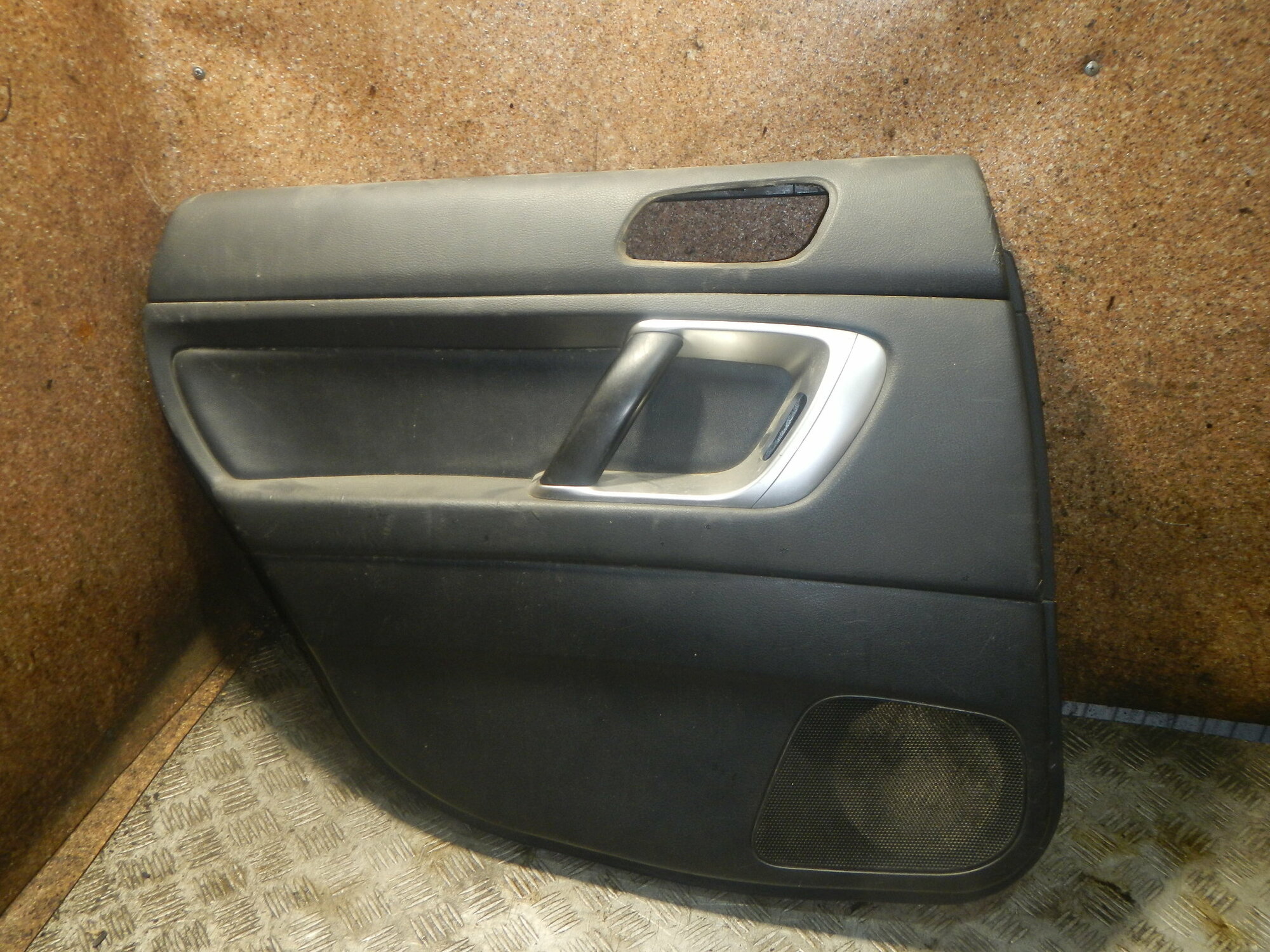 Б/У Обшивка двери задней левой, Subaru (Субару)-OUTBACK (B13) (03-09) SUBARU OUTBACK (B13) (03-09) Царапины, грязная. 56...