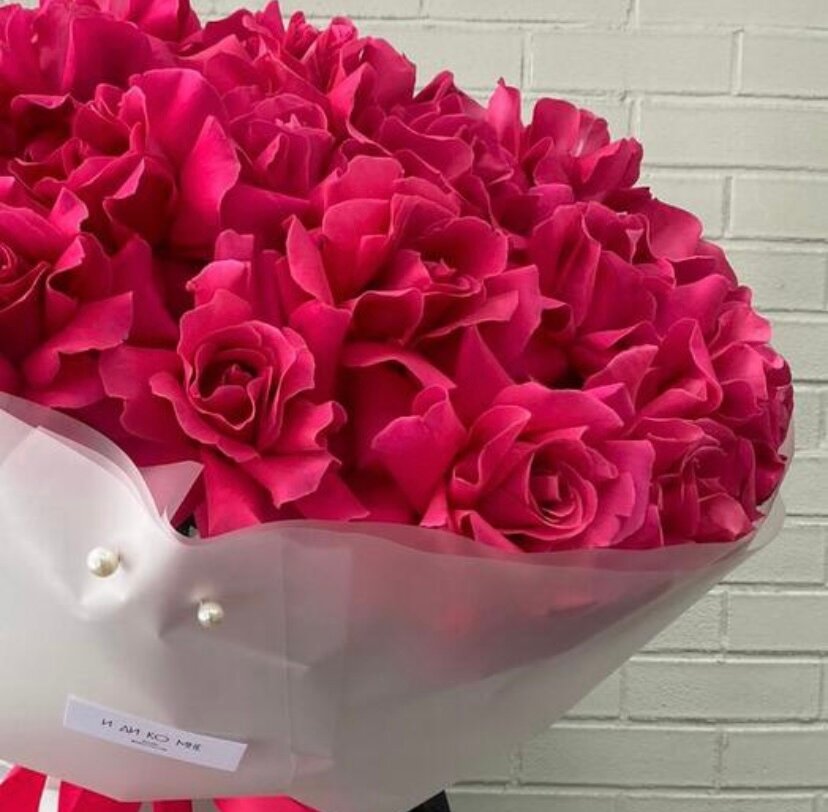 Букет живых цветов "Вывернутые розы" NURA FLOWERS, на стеблях, матовая упаковка, 13 шт, высота 50 см, розовые