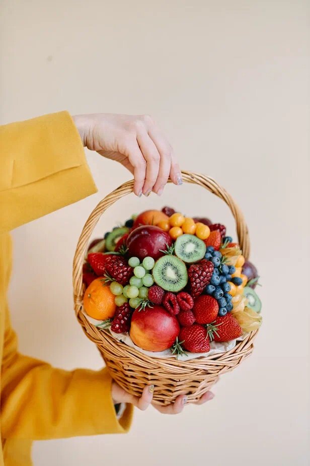 Корзина с сезонными фруктами: гранат, клубника, размер M, 20 см, от Vegato Studio