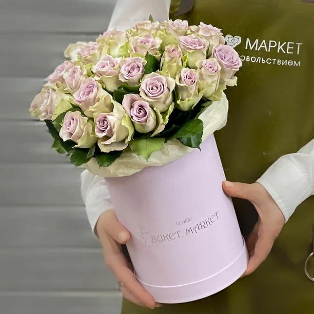 Букет Букет Маркет "Сиреневые розы", в шляпной коробке, 35 цветов
