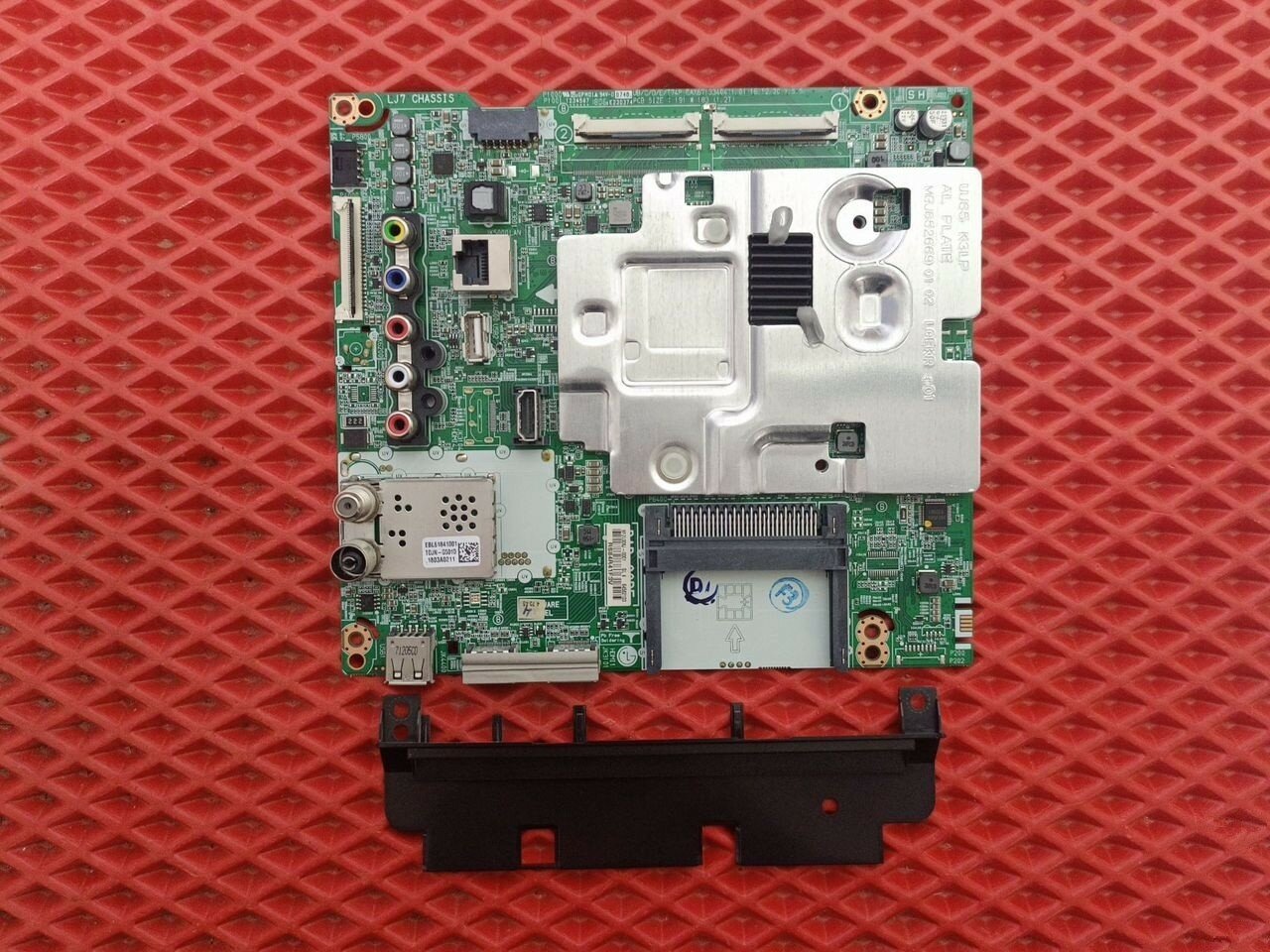 Основная плата (MAIN) EAX67133404 (1.0) для телевизора LG 43UJ631V-ZA-KE6 в надёжной упаковке