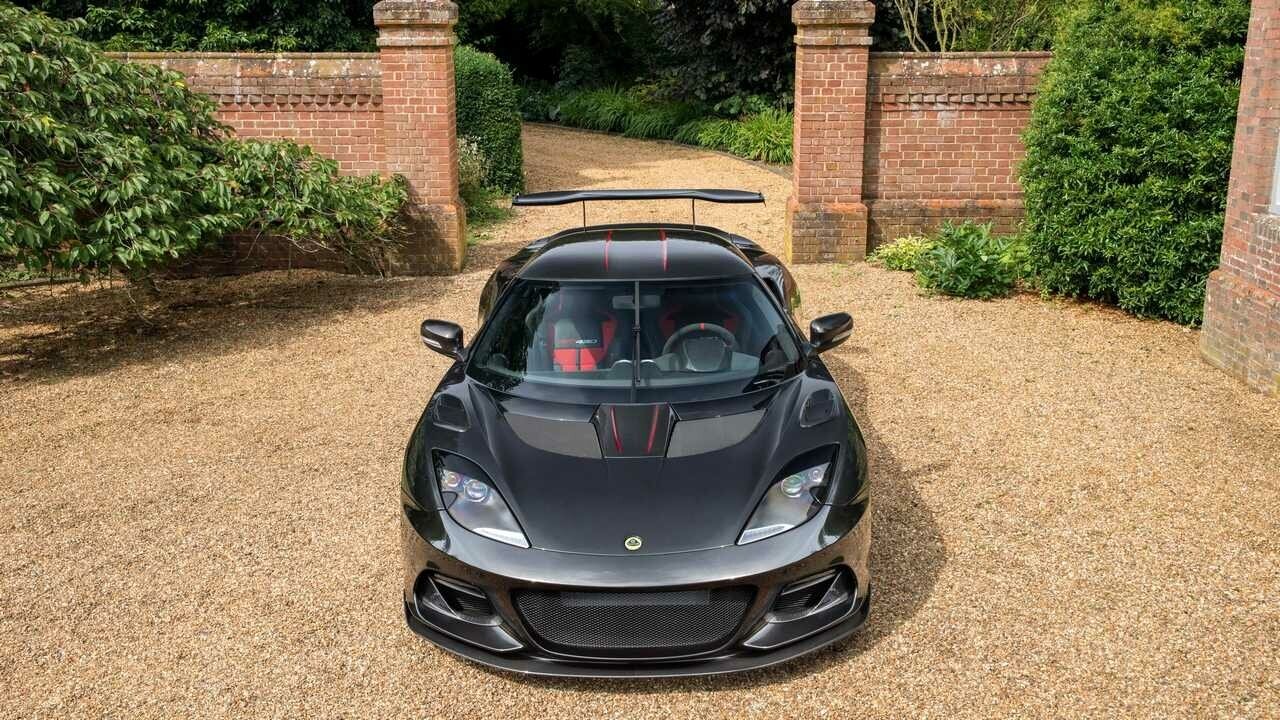 Картина на холсте 110x60 LinxOne "Черный автомобиль Lotus Evora" интерьерная для дома / на стену / на кухню / с подрамником