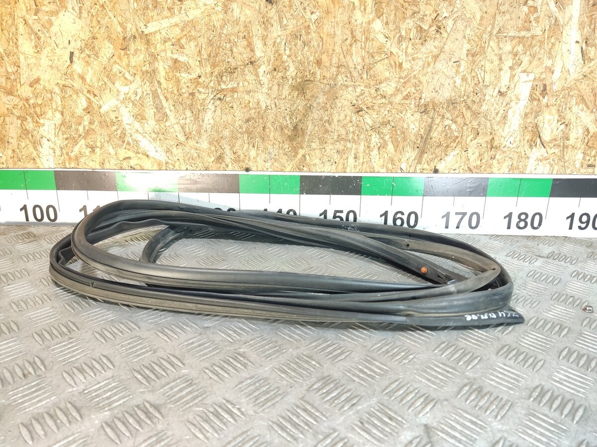 Уплотнитель двери передней правой KIA Ceed 2007-2012 821401H000