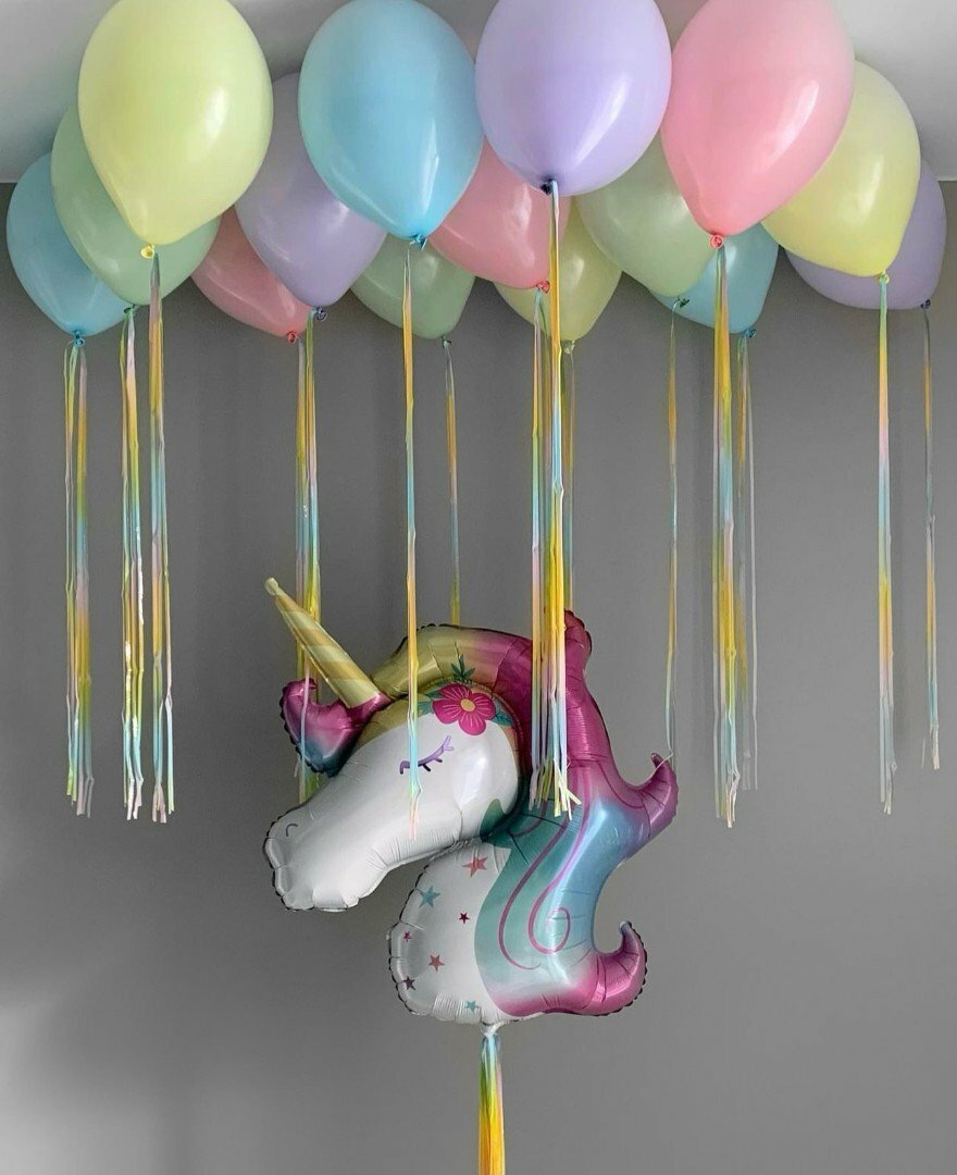 Шарики под потолок конфетных оттенков с дождиком и единорог