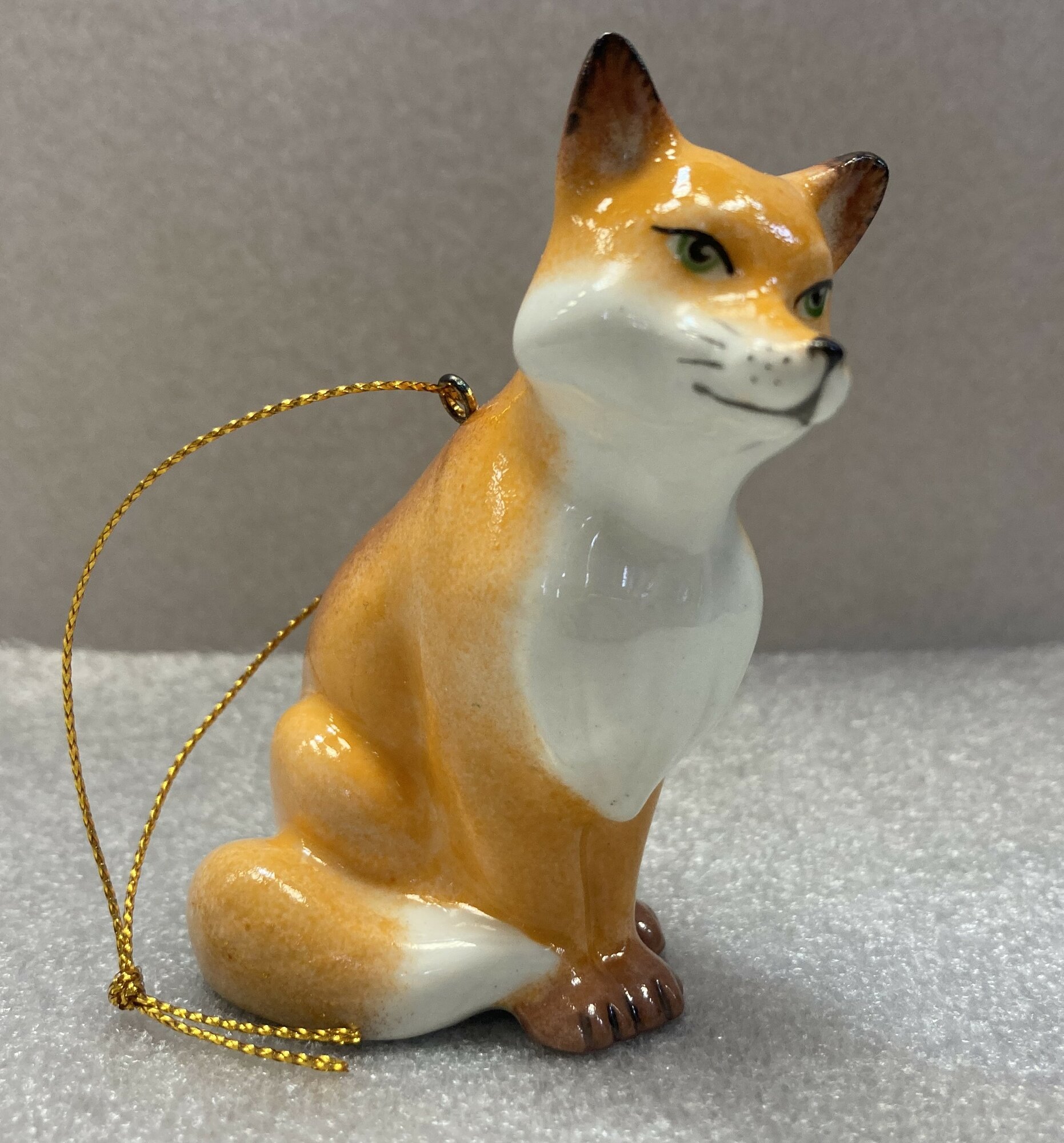 Арт-Салон на Октябрьской ёлочная игрушка "Лиса ", фарфор 8,5х7х4,5 см, мастерская майолики Павловой и Шепелева