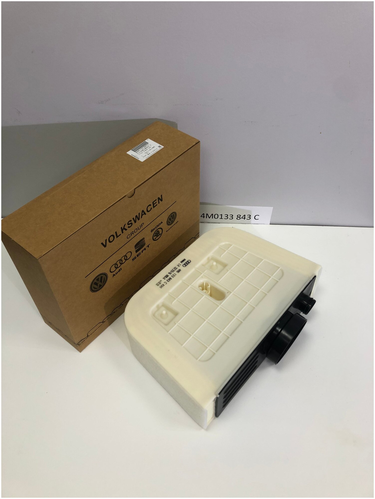 Фильтр воздушный Audi Q7, Audi Q8, Volkswagen Touareg арт 4M0133843C