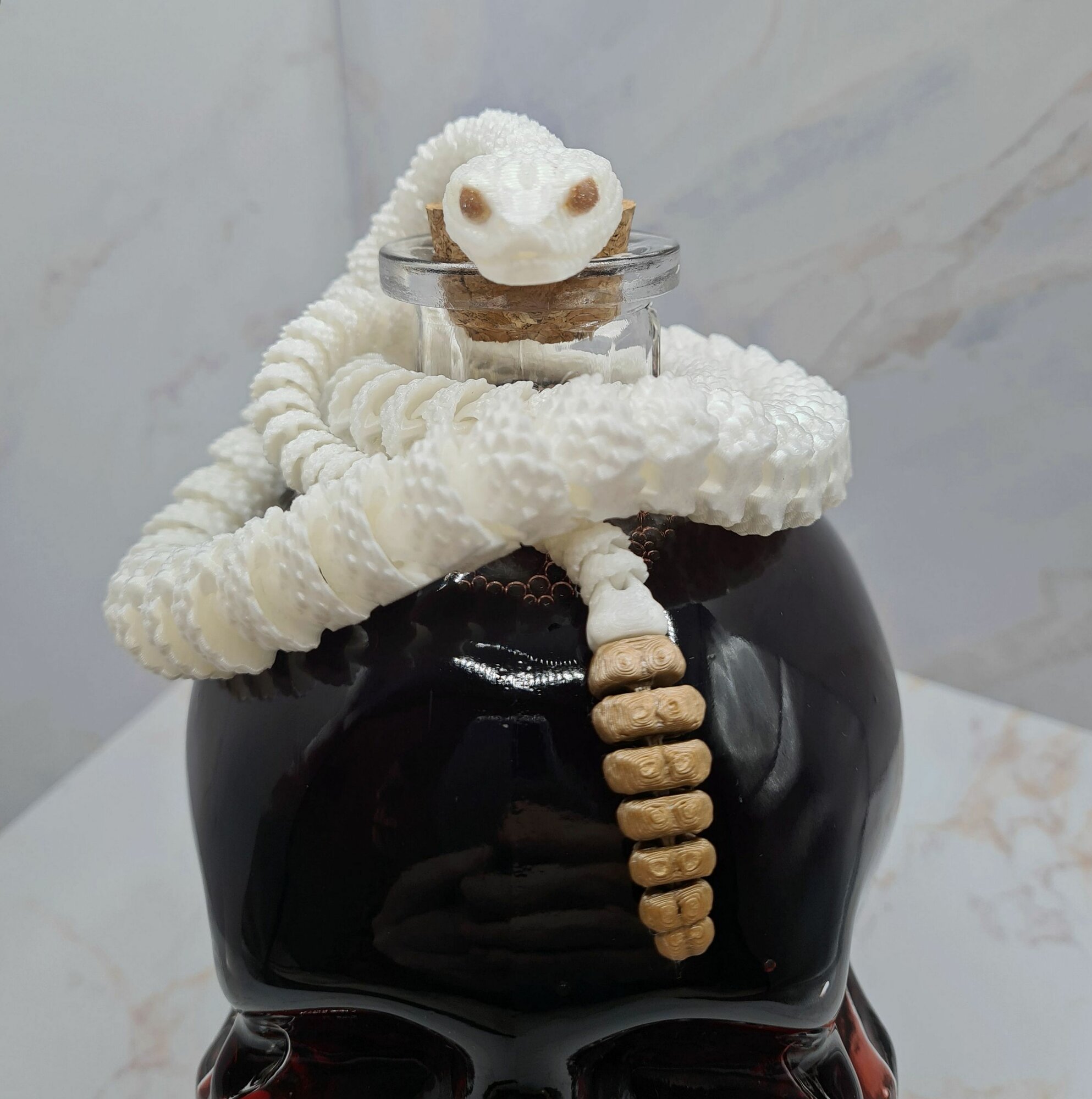 Змея гремучая 3D, игрушка антистресс. Длина 65 см. Цвет белоснежный