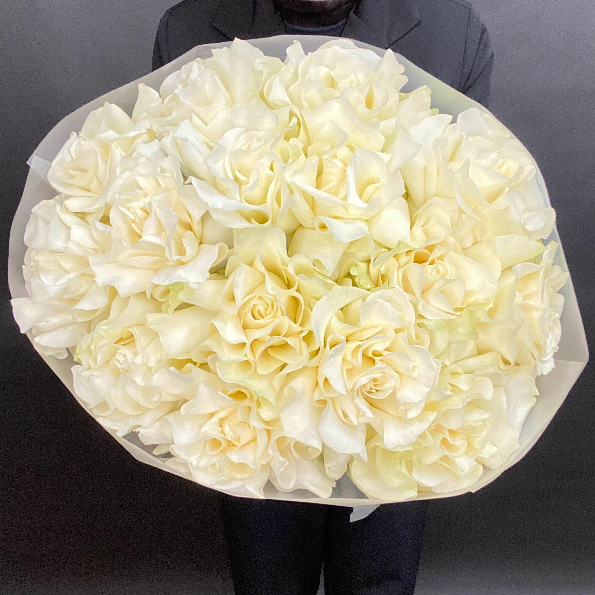 Белые розы (роза французская 15 шт.), высота букета 50 см, ширина 30 см