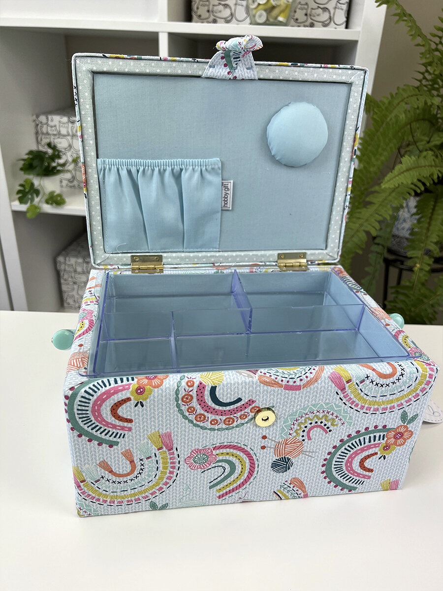 Шкатулка HOBBY GIFT / Радуга с вышивкой 586 / для рукоделия и шитья с органайзером