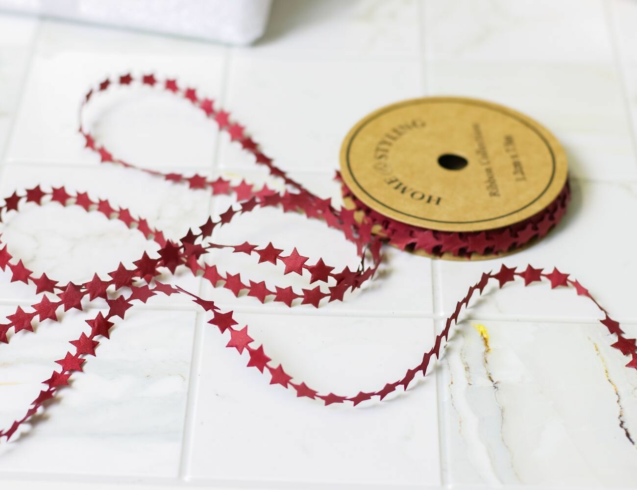 Лента для декорирования арболь: звёзды, полиэстер, красная, 1,2 см х 7,5 м, Koopman International CAA811870-3