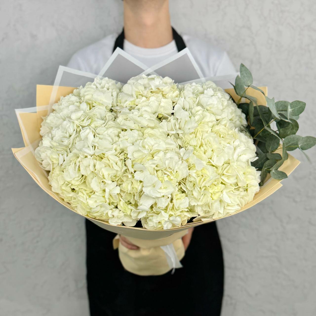 Монобукет Rybe-Flowers "Гортензии", 9шт, белые, с ветвями эвкалипта, 50см