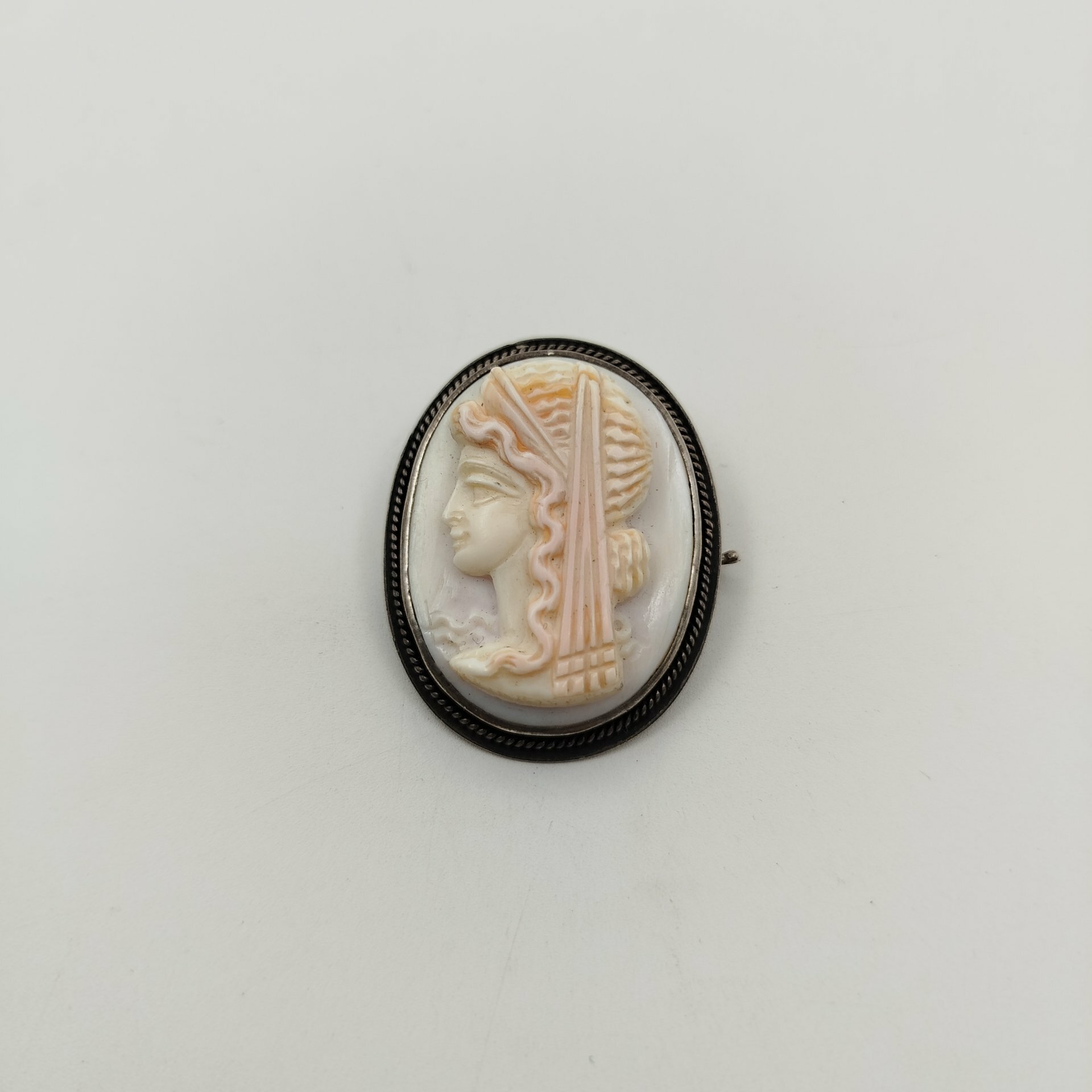 Брошь (камея) с женским профилем, металл, раковина, резьба, Западная Европа