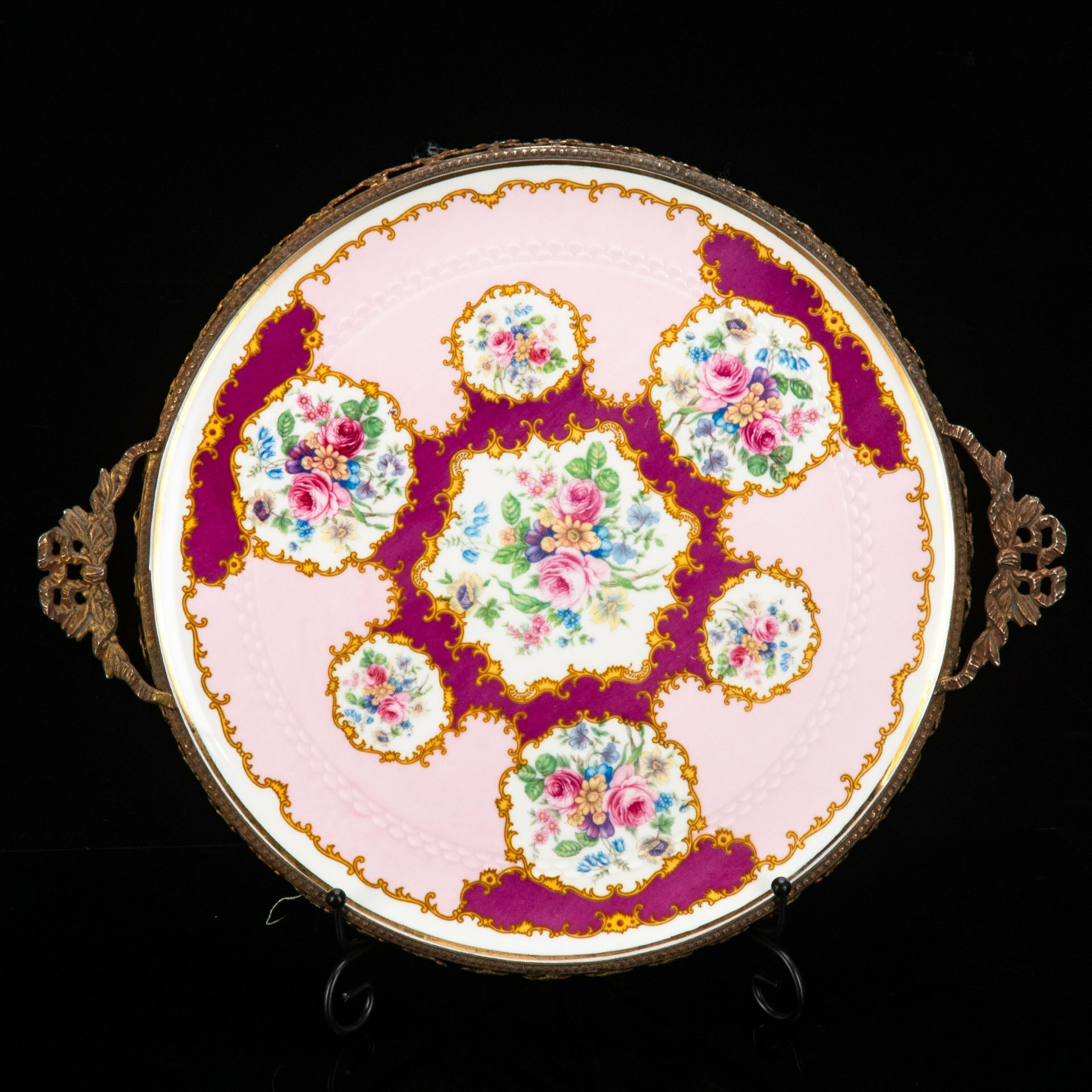 Поднос розового оттенка, украшенный цветочным декором в медальонах, фарфор