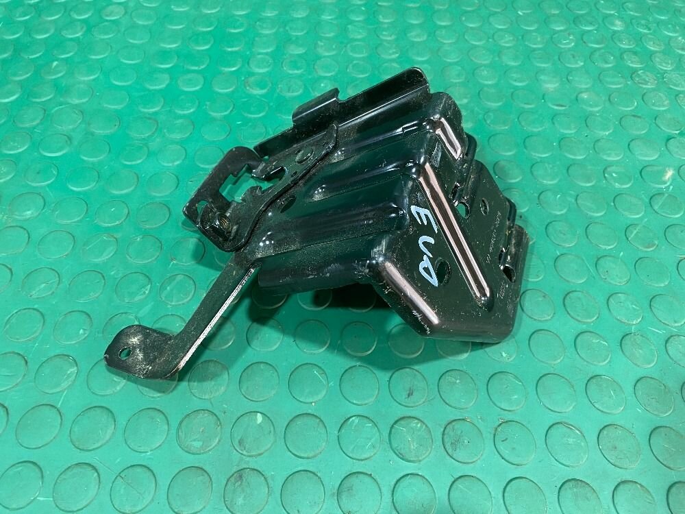 Крепление заднего дивана сидения правое Land Rover Range Rover Evoque I (2011—2015) LR027193