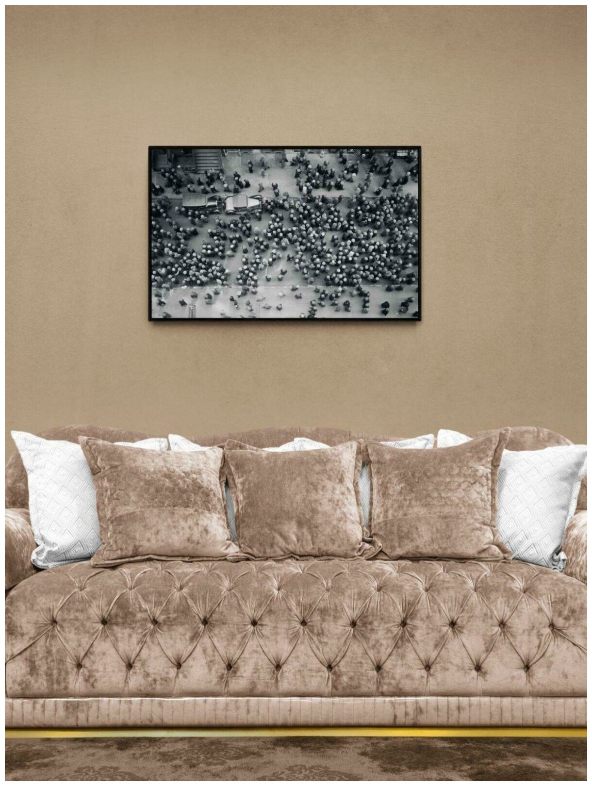 Постер / Плакат / Картина на холсте Толпа мужчин 50x70 в подарочном тубусе