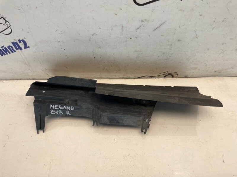 Б/У Дефлектор радиатора Renault Megane 2006 LM K4J740 Прав. дефект одного крепления виден на фото 46922 RENAULT арт. 8200158143