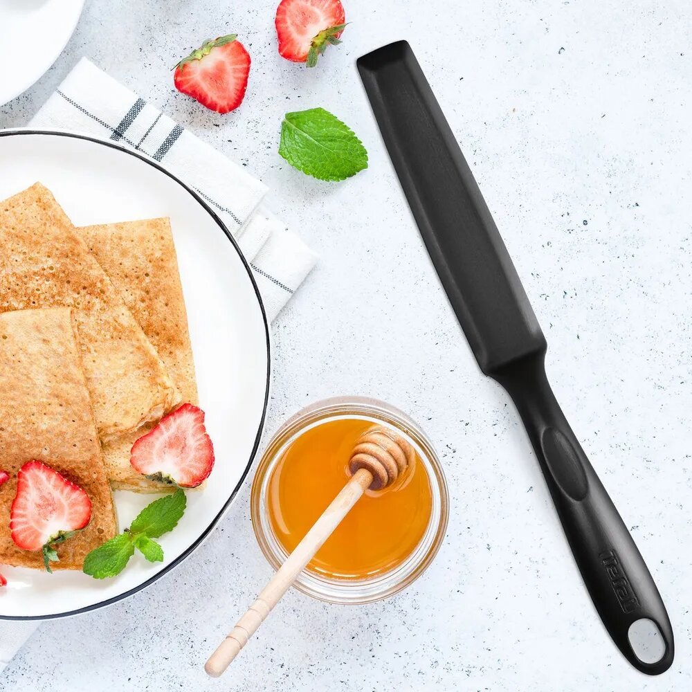 Лопатка для блинов Tefal BIENVENUE1 из пластика, черного цвета, для удобного распределения теста — фото 1