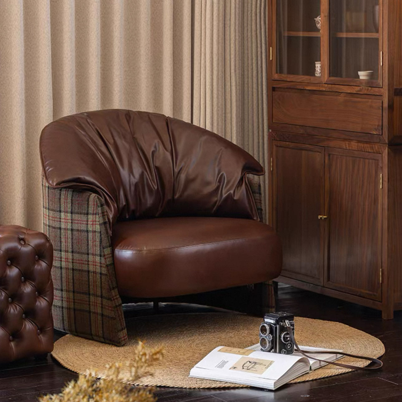 Интерьерное кресло с мягкой спинкой из искусственной кожи Morizes