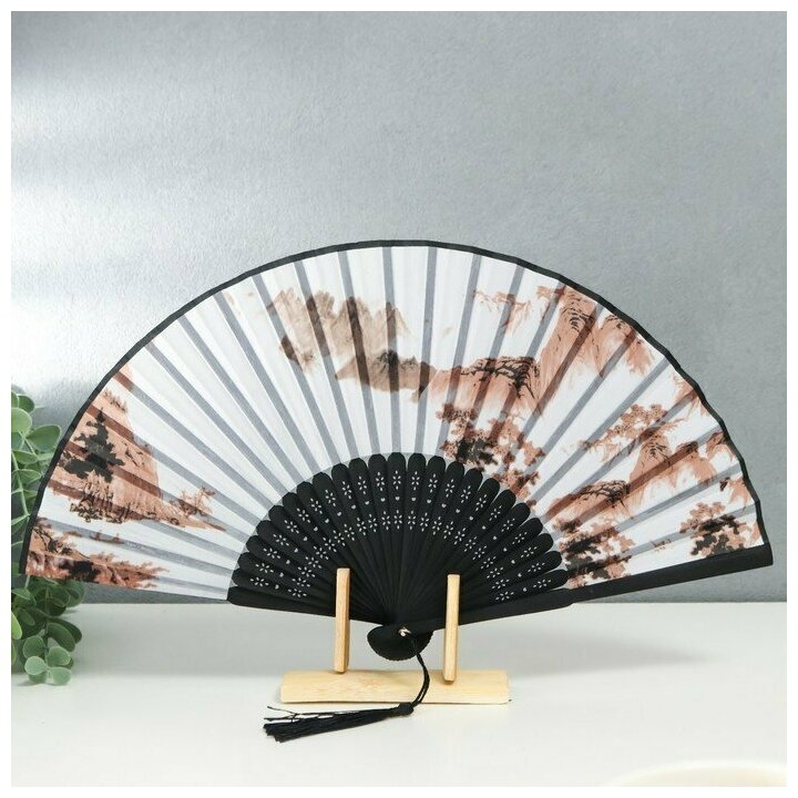 Женский веер "Туманные горы" с кисточкой (21 см)