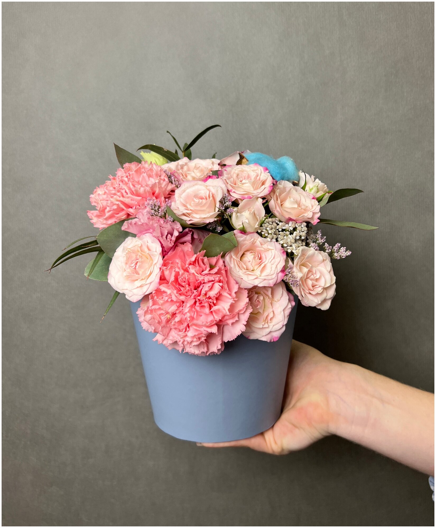 Композиция, цветы в голубой коробке MINI с кустовой розой, хлопком, диантусом и эвкалиптом