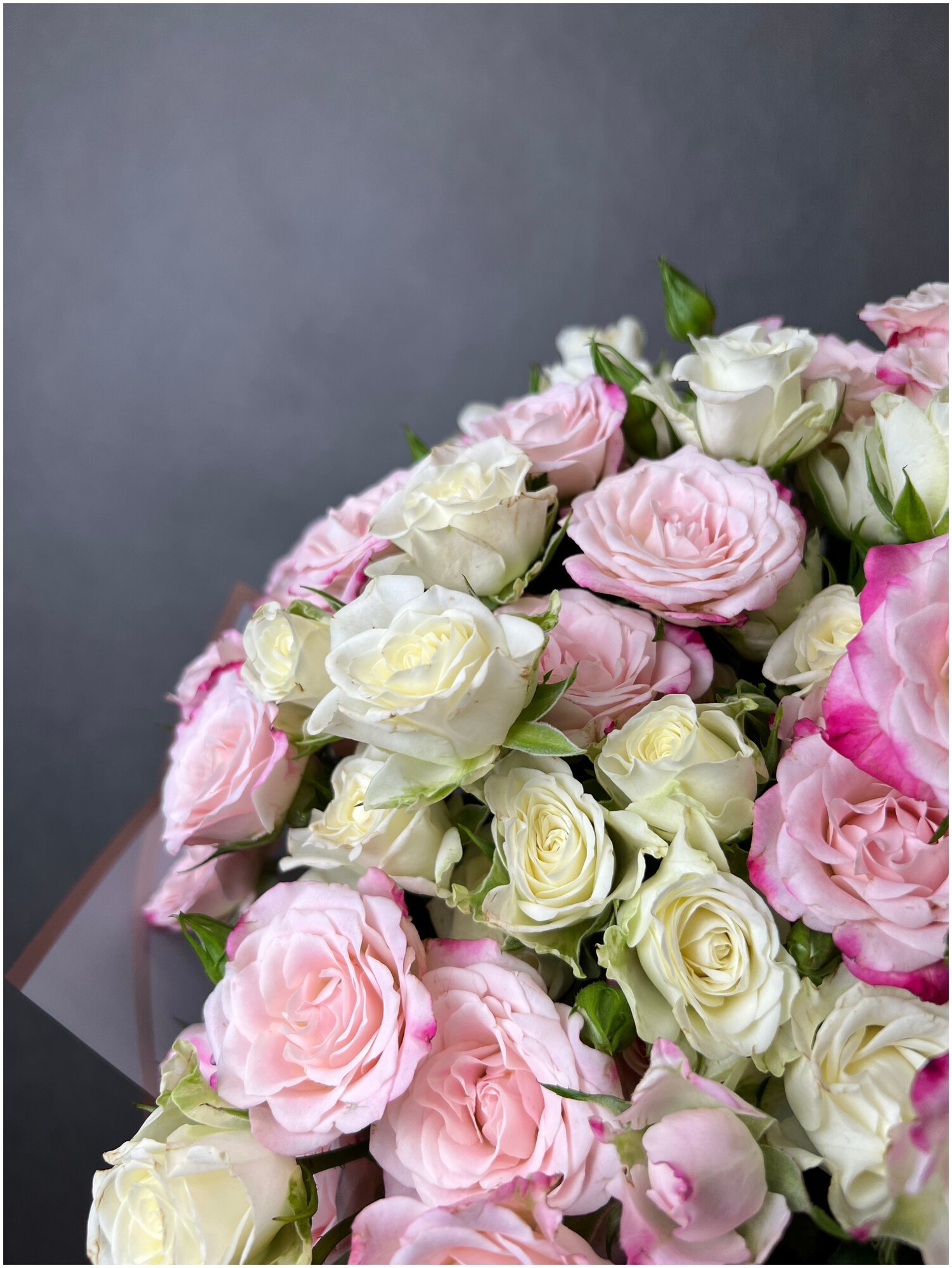 Букет микс из белой и розовой кустовой розы 17 шт 50 см в дизайнерской упаковке