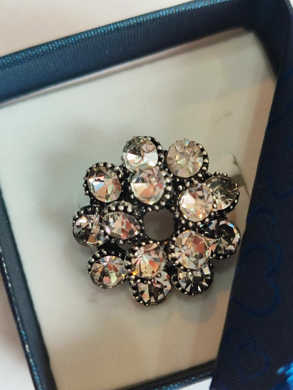 Брошь, стразы