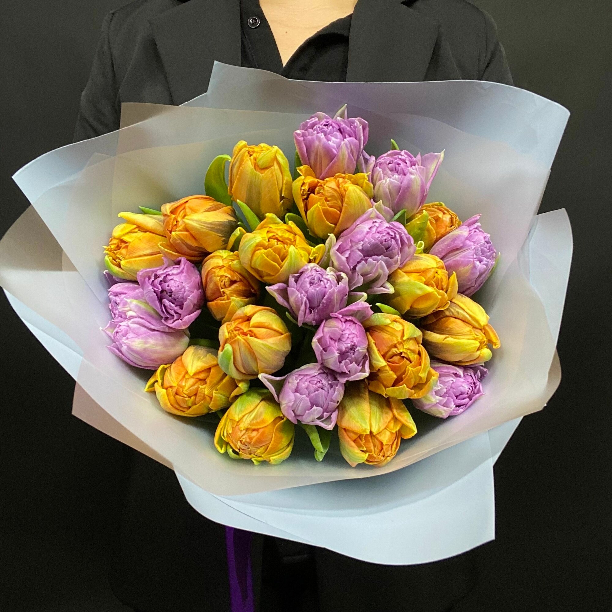 Яркий букет (25 тюльпанов), высота букета 40 см, ширина 20 см