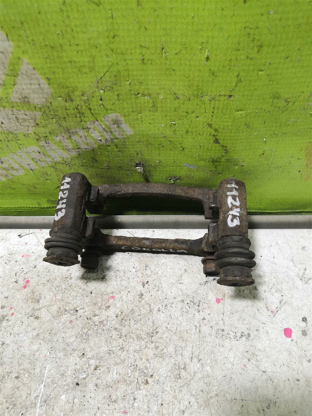 Скоба суппорта заднего Toyota Corolla E12 2001-2006