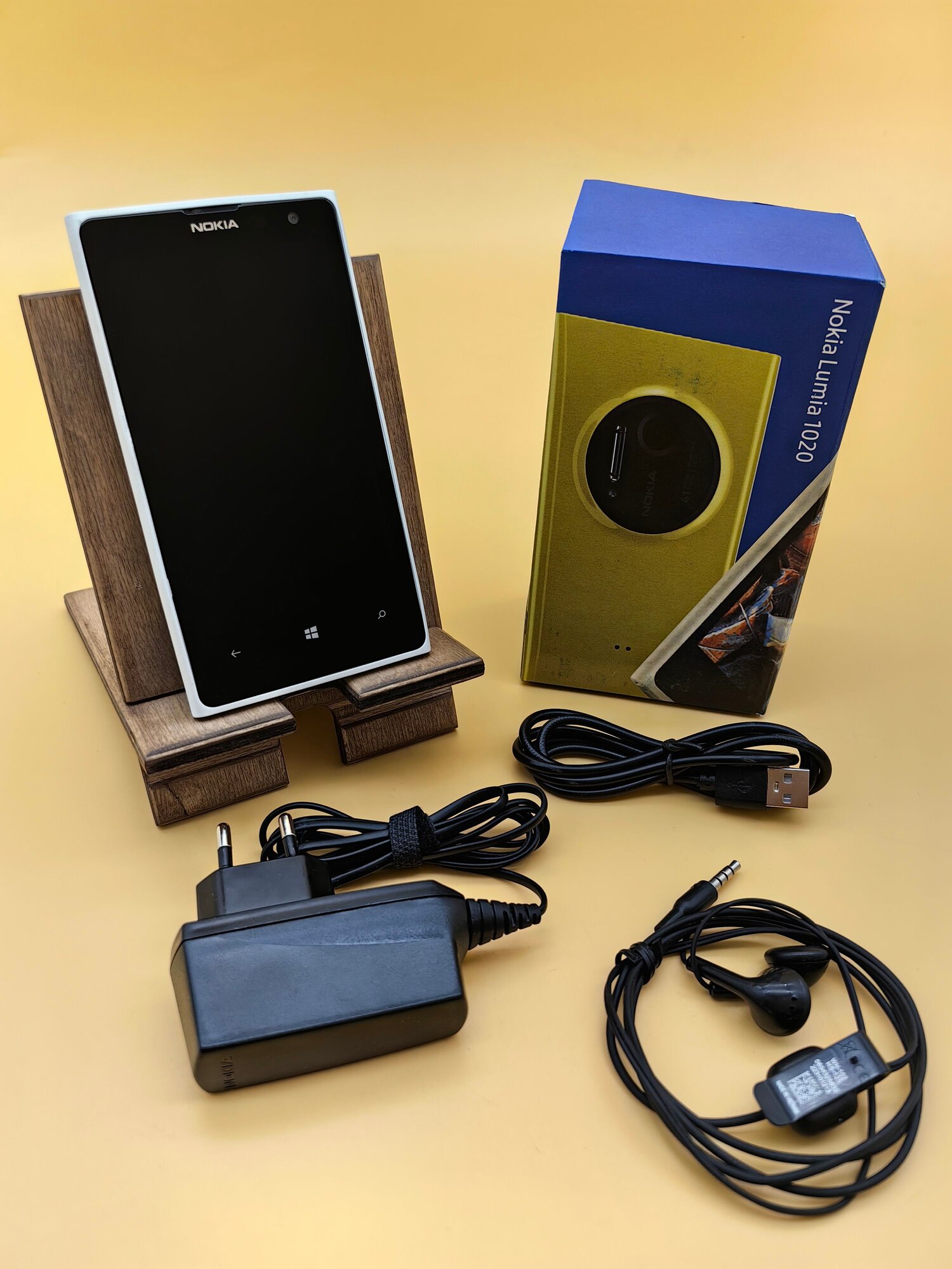 Мобильный раритетный телефон Nokia Lumia 1020, белый, пластик
