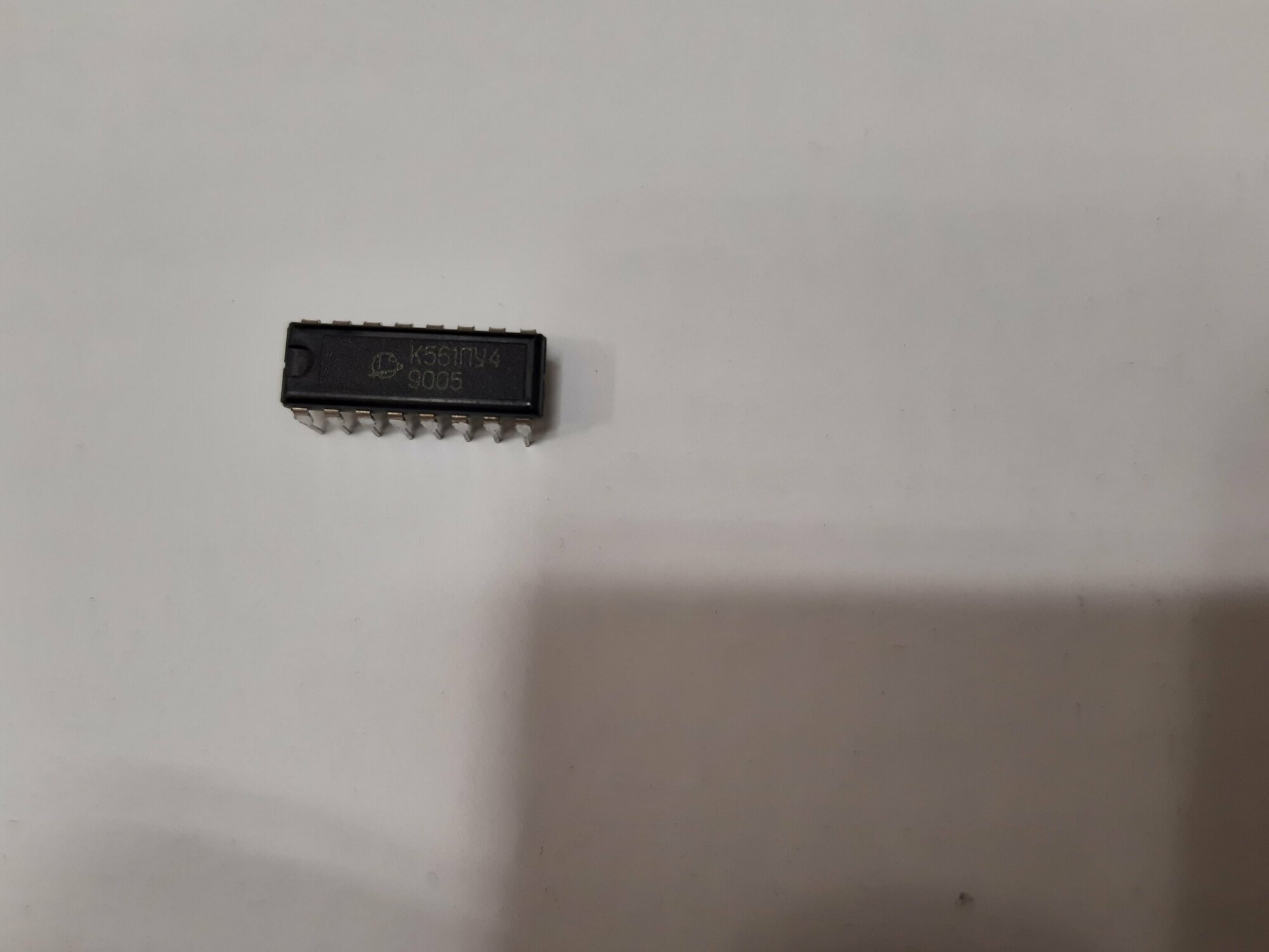 Микросхема К561ПУ4 (1990г) (упаковка 10 штук)