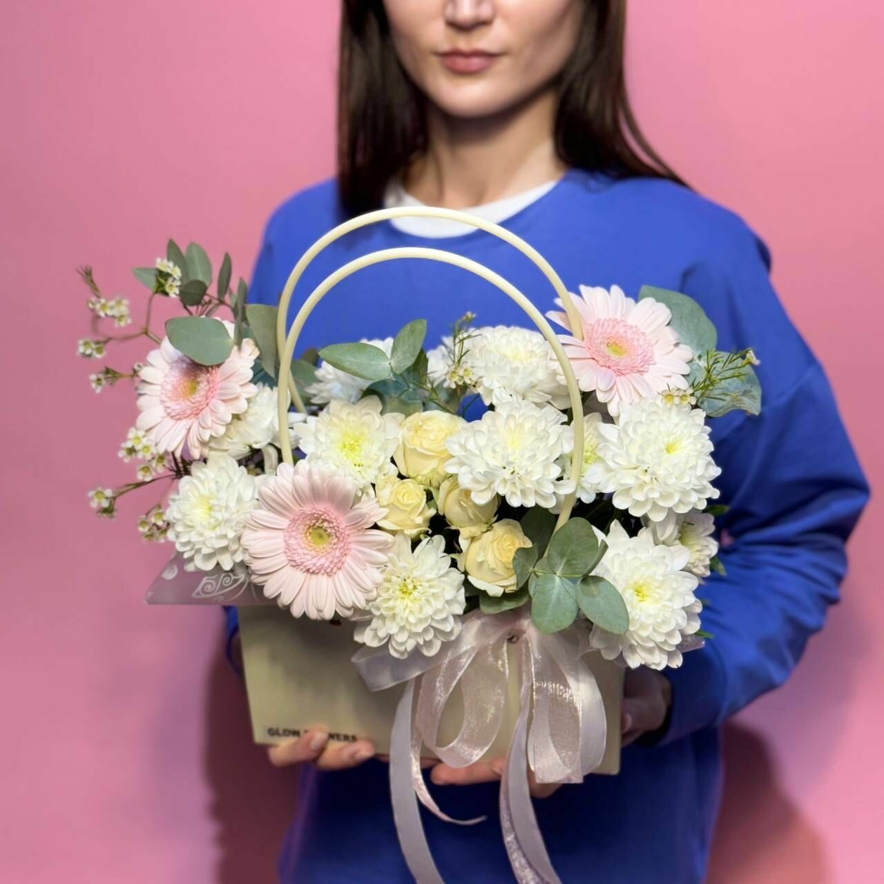 Композиция из гербера, кустовых роз, и кустовых хризантем в сумочке. Живая композиция