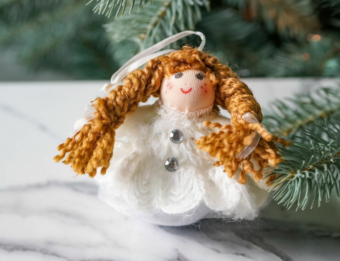 Игрушка-подвеска очень стильная девчонка с косичками, 11 см, Kaemingk 612359-косички