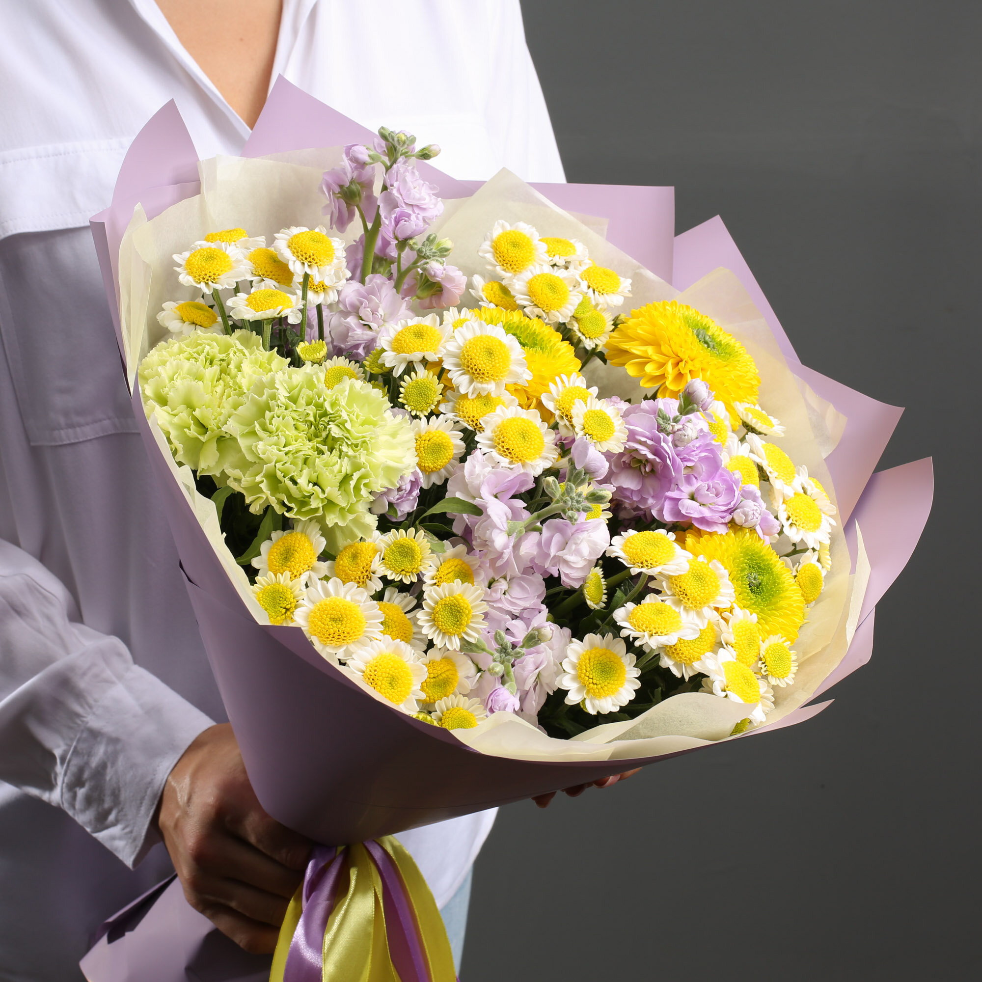 Цветы живые букет Flor-Pro Flowers из маттиолы, хризантем и гвоздики «Радостный день»