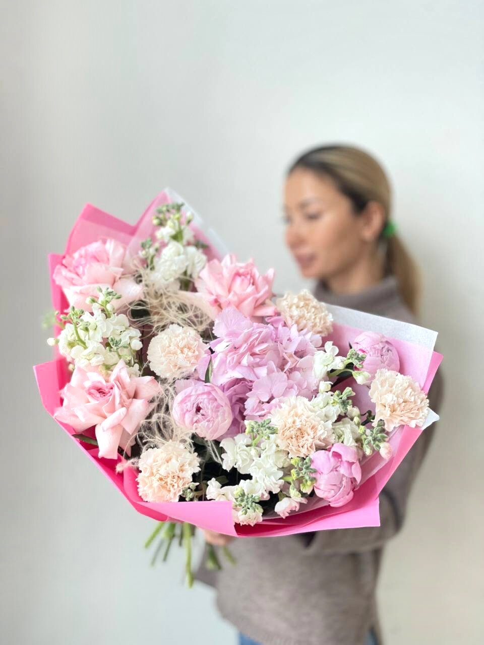 Букет, с пионами, гортензией, маттиолой, гвоздикой, фисташкой, ковылем, высота 45 см, 11 цветов