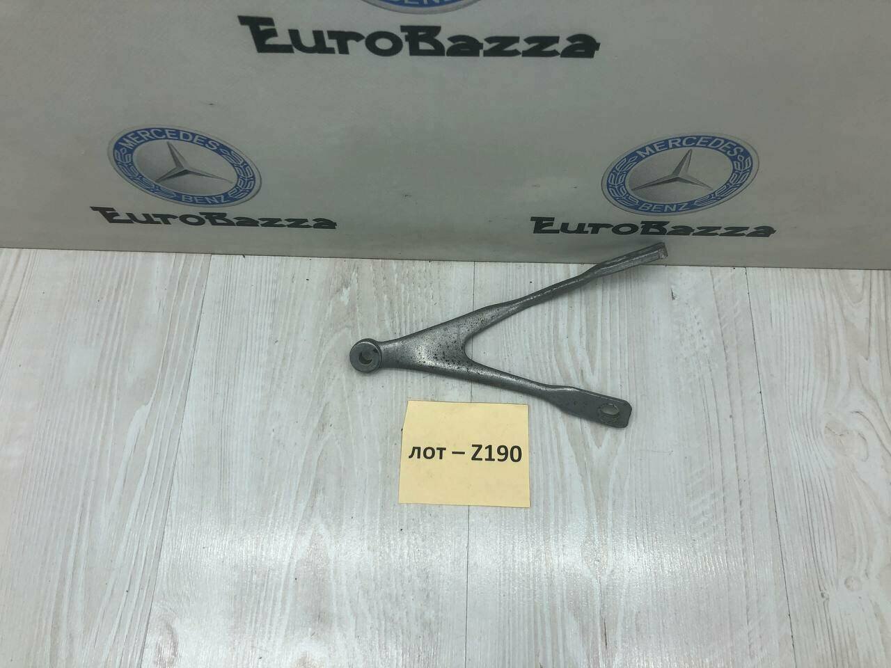 Кронштейн рулевой колонки Mercedes W201 A2016283124