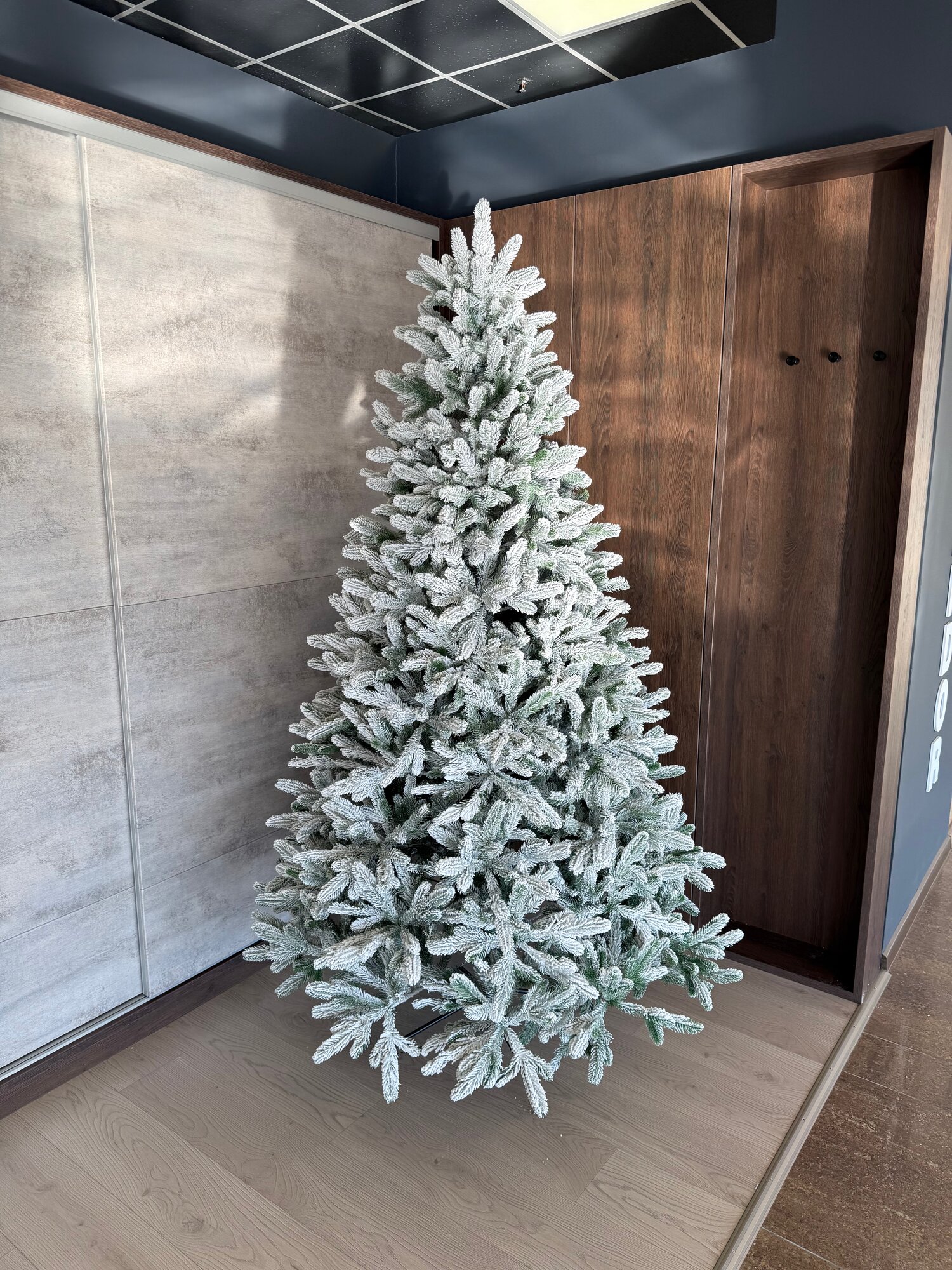 Искусственная елка "Европейская", заснеженная, литая, высота 210см, крепление на шарнирах