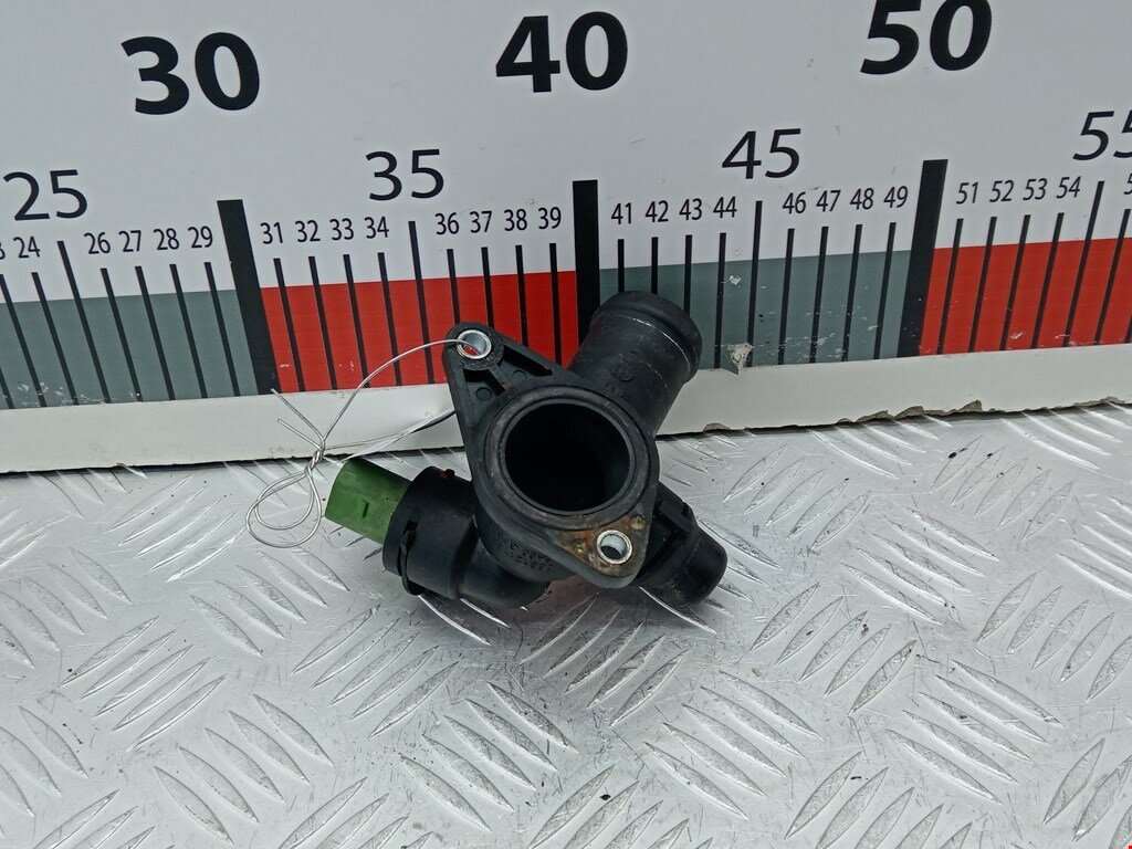 Фланец (штуцер системы охлаждения тройник) Volkswagen Passat 5 GP 06B121132D арт. 2005241