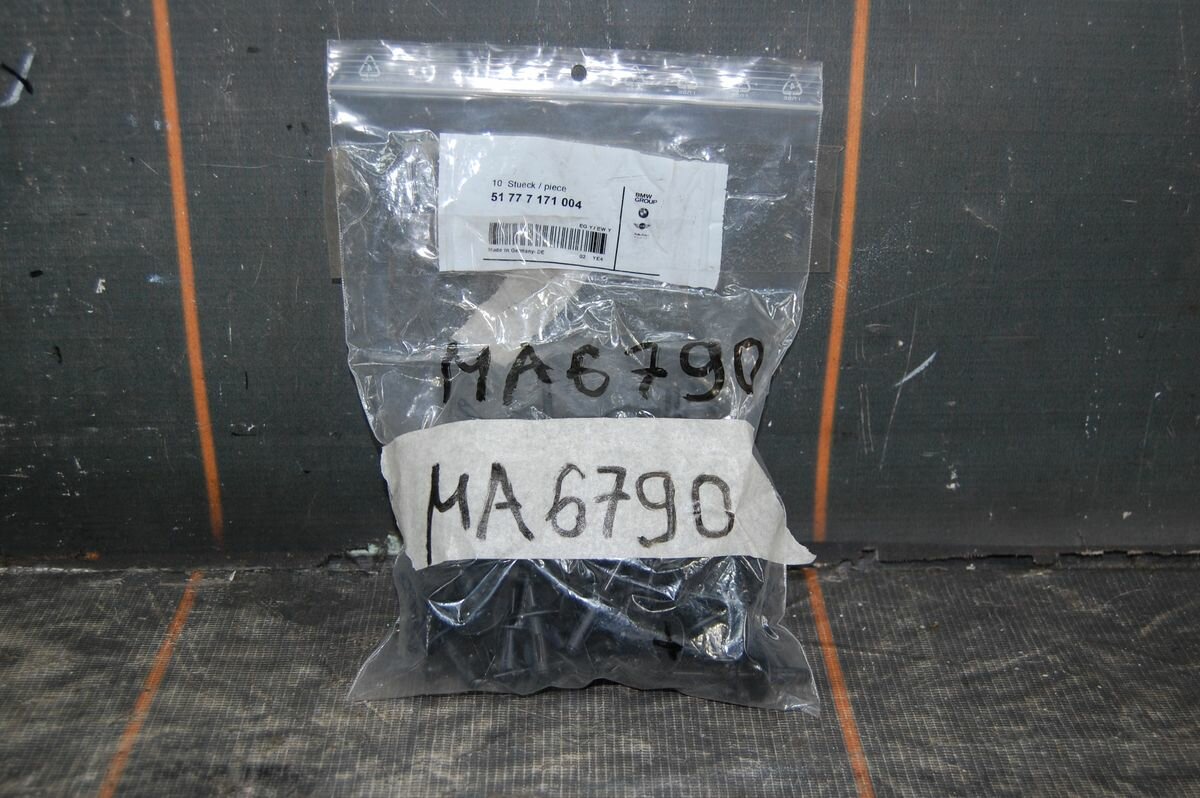 Клипса заклёпка распорная (черная) для BMW X3 F25 (2010-17гг) 51777171004