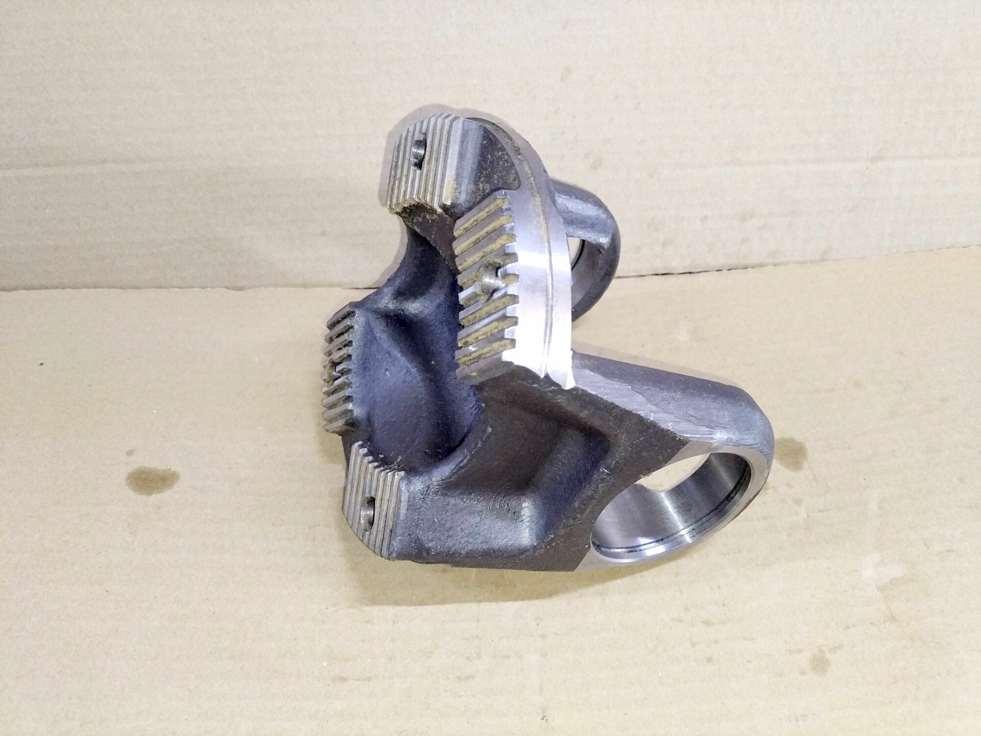 Фланец заднего кардана FAW J6 под крестовину 133*52