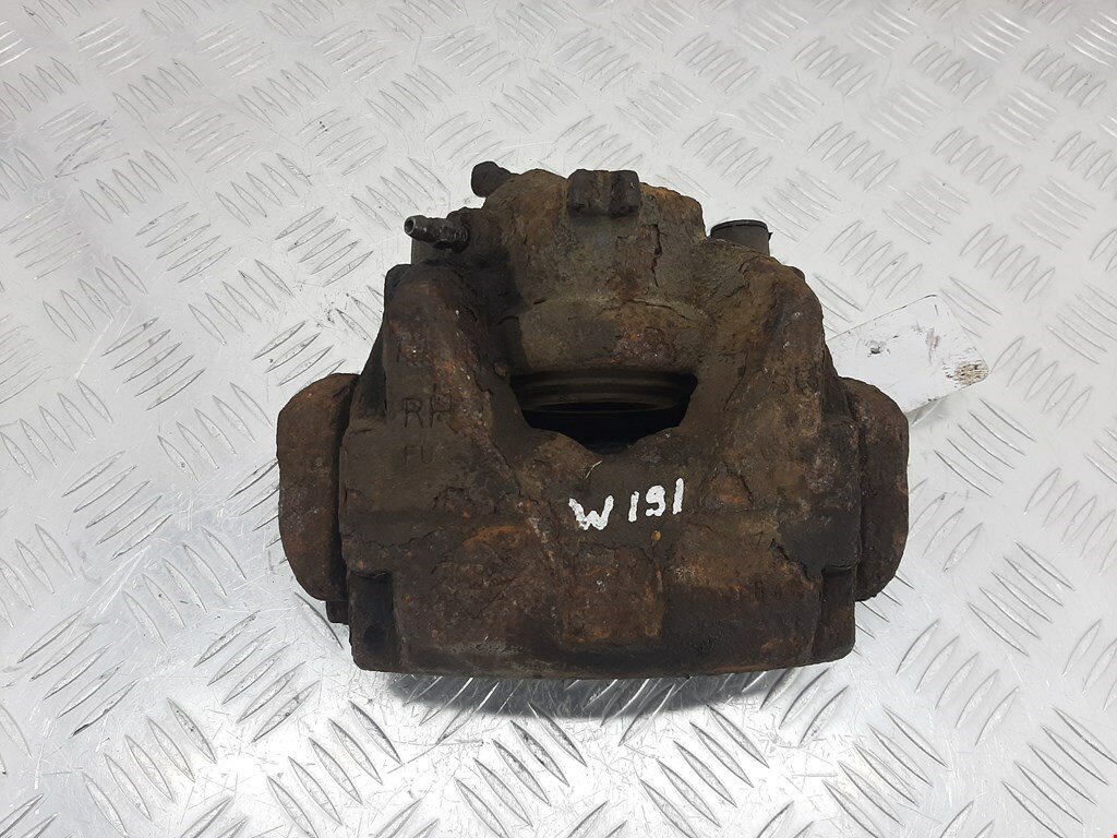 Суппорт передний правый Renault Duster 1 410018218R арт. 1770380
