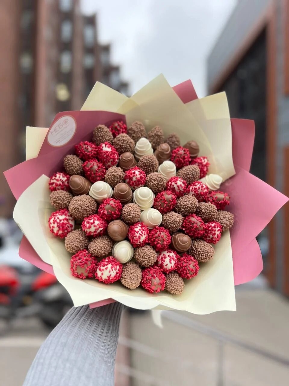 Букет Romance 2, с клубникой, 800 гр, темный воздушный рис, бежевый, бордовый