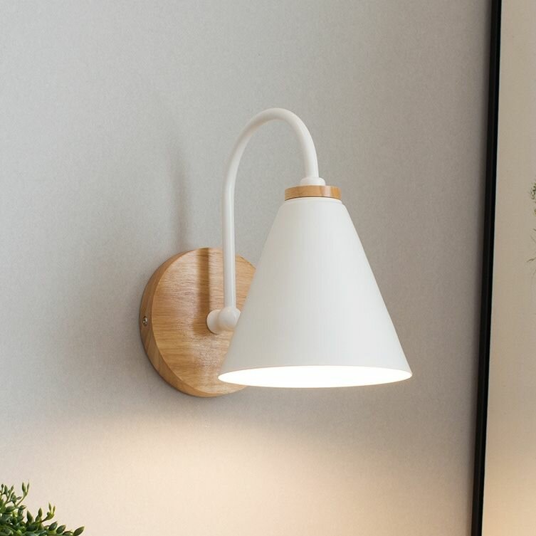 Настенный светильник конус в скандинавском стиле