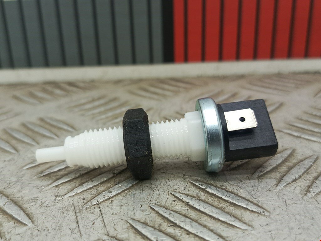 Датчик положения педали тормоза (Выключатель стоп-сигналов) Lada Niva 2121 21013720000 арт. 2255417