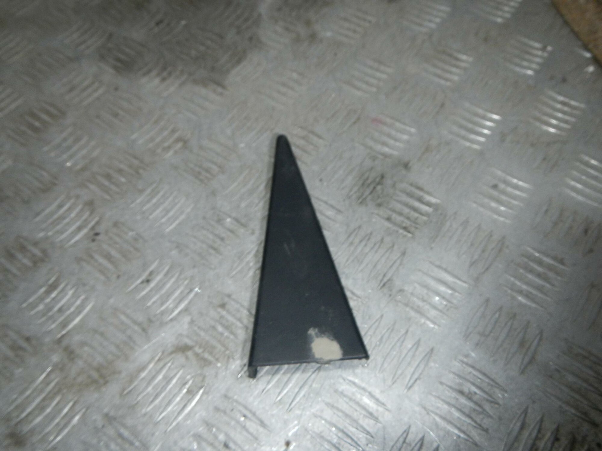 Б/У Уголок двери задней правой (внутренний), Ford (Форд)-FIESTA (01-07) FORD FIESTA (01-07) Потертости. 484808 FORD арт....