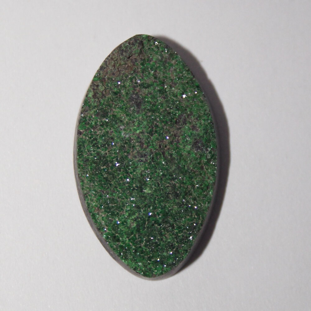 Уваровит кабошон, натуральный камень, 27х16х3 мм, Урал (Сараны), «True Stones»