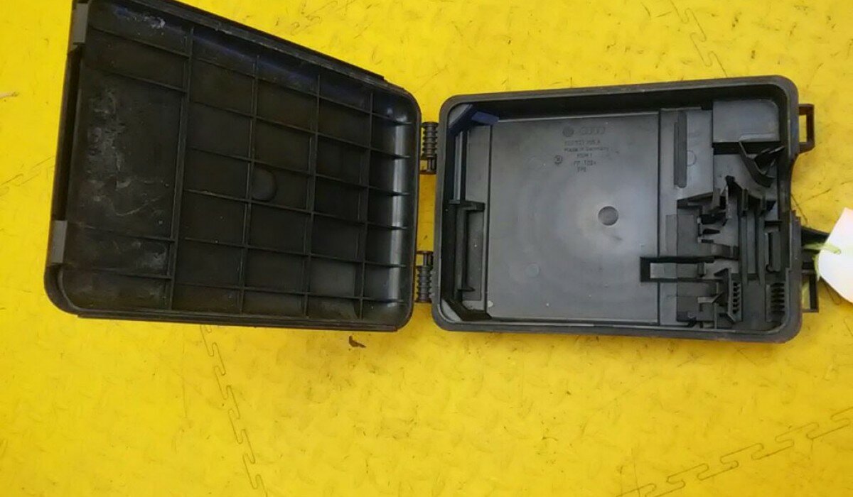 Корпус блока предохранителей Passat (B5) Volkswagen 8D0927355A