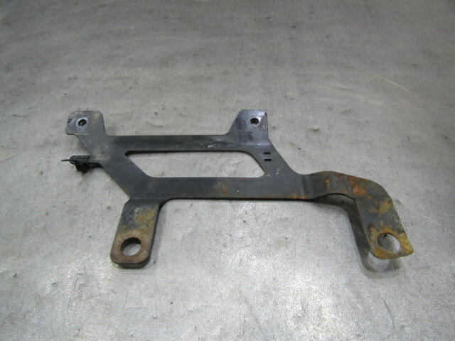 Кронштейн переднего брызговика левый Scania 6-series