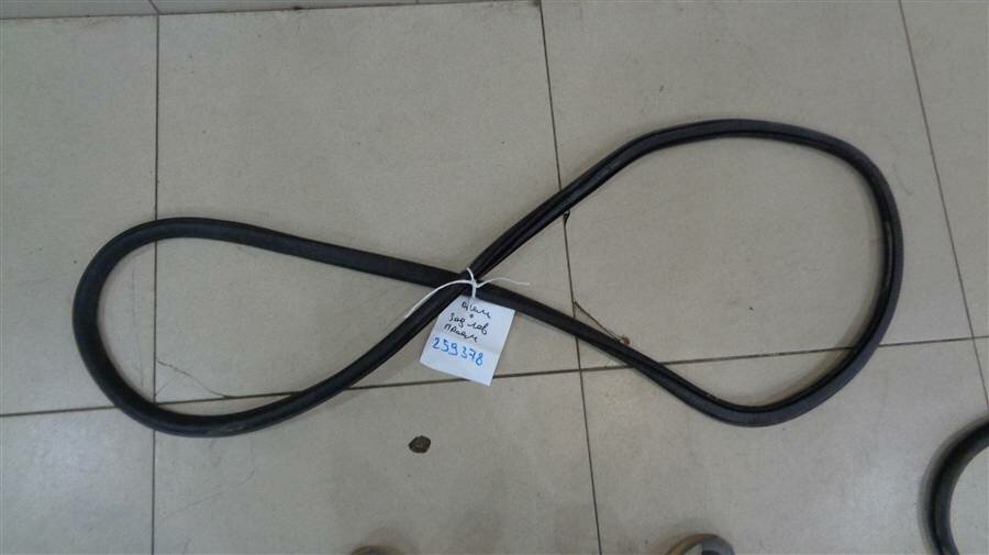 Уплотнитель проема двери задний от Opel Astra J 2009-2016